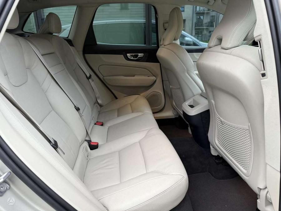 Yellow Volvo XC60 2020 in Kaunas, with an engine capacity of 1.97 L and mileage of 77 thousand km for 28500 €, photo 8 on AUTOMOTO.COM.LV