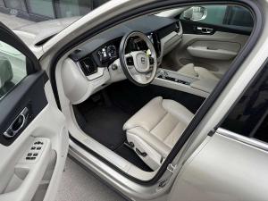 Yellow Volvo XC60 2020 in Kaunas, with an engine capacity of 1.97 L and mileage of 77 thousand km for 28500 €, photo 9 on AUTOMOTO.COM.LV