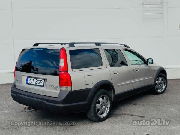 Beige Volvo XC70 2003 in Tallinn, with an engine capacity of 2.40 L and mileage of 319 thousand km for 2399 €, photo 3 on AUTOMOTO.COM.LV
