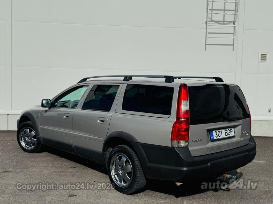 Beige Volvo XC70 2003 in Tallinn, with an engine capacity of 2.40 L and mileage of 319 thousand km for 2399 €, photo 5 on AUTOMOTO.COM.LV