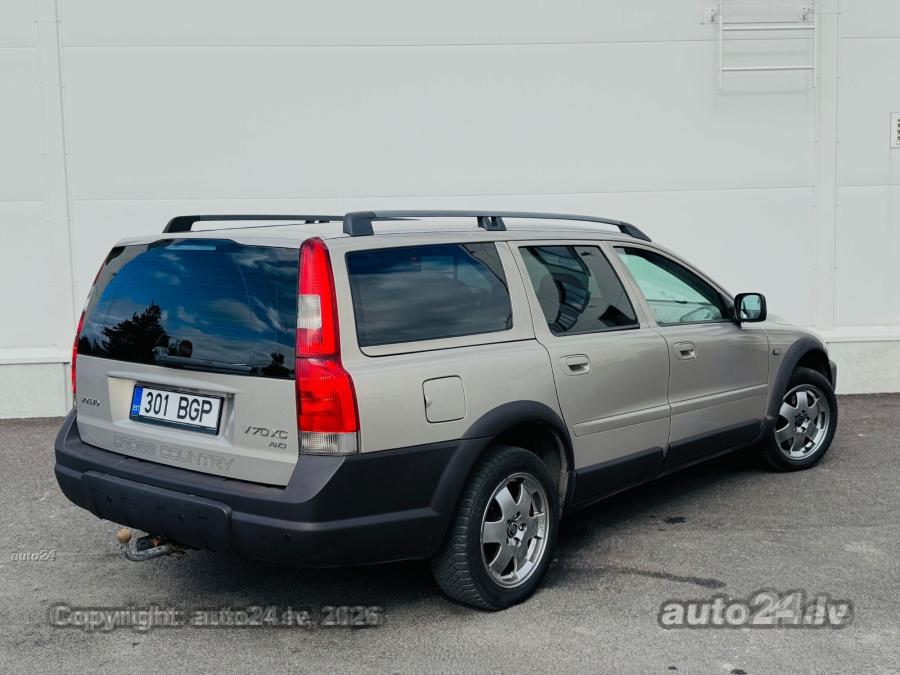 Smilšu krāsa Volvo XC70 2003 Tallina, ar dzinēja tilpumu 2.40 L un nobraukumu 320 tūkst. km par 2200 €, foto 4 vietnē AUTOMOTO.COM.LV