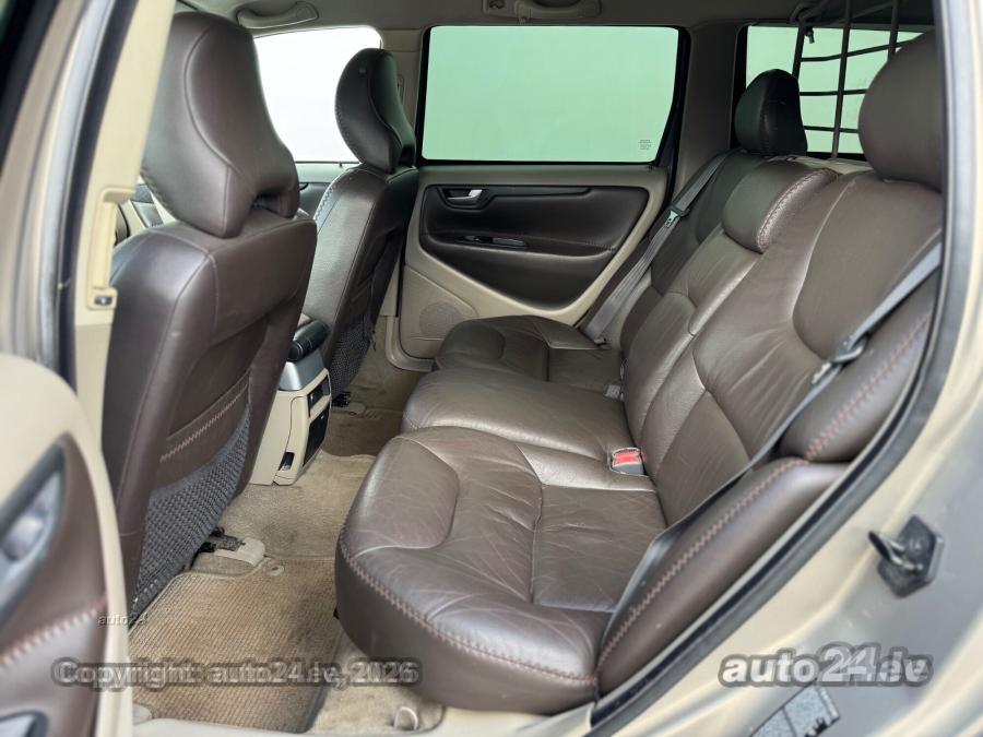 Smilšu krāsa Volvo XC70 2003 Tallina, ar dzinēja tilpumu 2.40 L un nobraukumu 320 tūkst. km par 2200 €, foto 9 vietnē AUTOMOTO.COM.LV
