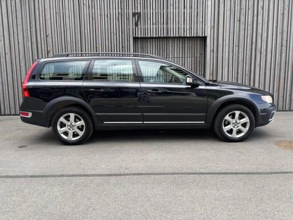 Black Volvo XC70 2007 in Riga, with an engine capacity of 2.40 L and mileage of 327 thousand km for 5999 €, photo 4 on AUTOMOTO.COM.LV