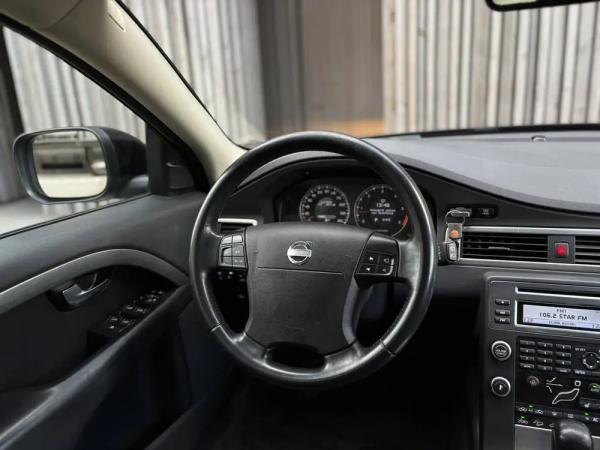 Black Volvo XC70 2007 in Riga, with an engine capacity of 2.40 L and mileage of 327 thousand km for 5999 €, photo 9 on AUTOMOTO.COM.LV