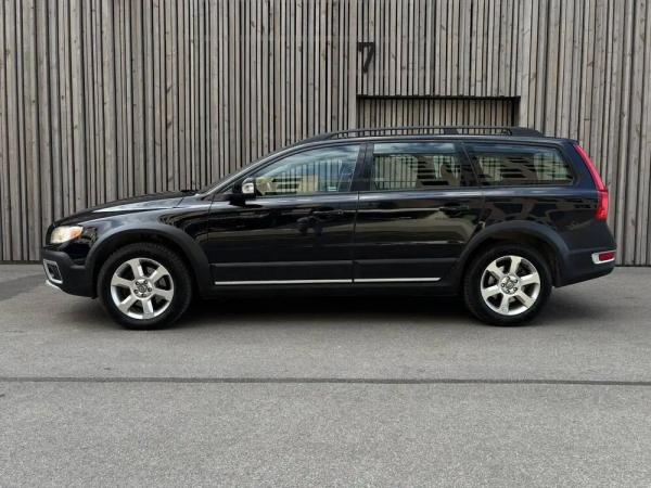 Melns Volvo XC70 2007 Rīga, ar dzinēja tilpumu 2.40 L un nobraukumu 327 tūkst. km par 5999 €, foto 5 vietnē AUTOMOTO.COM.LV