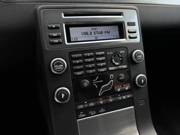 Melns Volvo XC70 2007 Rīga, ar dzinēja tilpumu 2.40 L un nobraukumu 327 tūkst. km par 5999 €, foto 8 vietnē AUTOMOTO.COM.LV