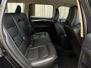Melns Volvo XC70 2007 Rīga, ar dzinēja tilpumu 2.40 L un nobraukumu 327 tūkst. km par 5999 €, foto 17 vietnē AUTOMOTO.COM.LV