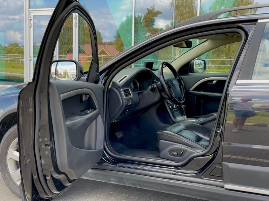 Black Volvo XC70 2008 in Riga, with an engine capacity of 2.40 L and mileage of 320 thousand km for 6990 €, photo 7 on AUTOMOTO.COM.LV