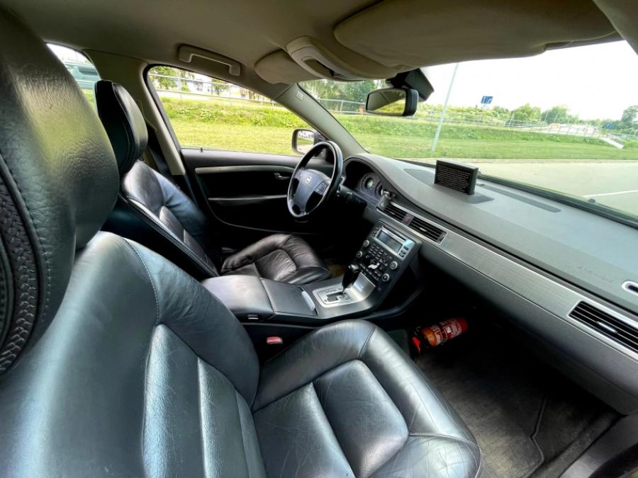 Black Volvo XC70 2008 in Riga, with an engine capacity of 2.40 L and mileage of 320 thousand km for 6990 €, photo 8 on AUTOMOTO.COM.LV