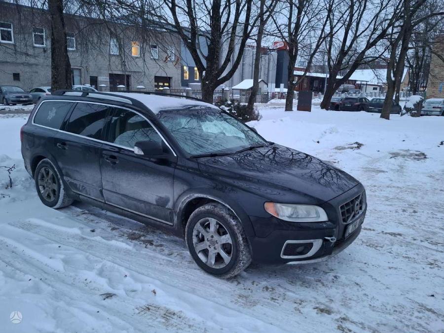 Black Volvo XC70 2009 in Silute, with an engine capacity of 2.40 L and mileage of 473 thousand km for 3000 €, photo 3 on AUTOMOTO.COM.LV