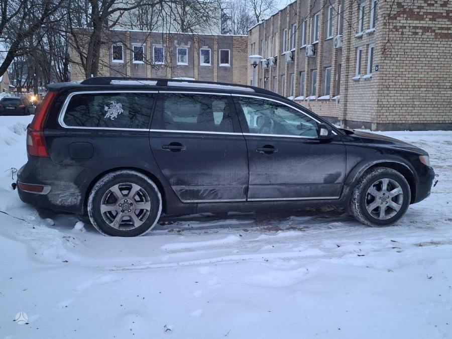 Black Volvo XC70 2009 in Silute, with an engine capacity of 2.40 L and mileage of 473 thousand km for 3000 €, photo 4 on AUTOMOTO.COM.LV