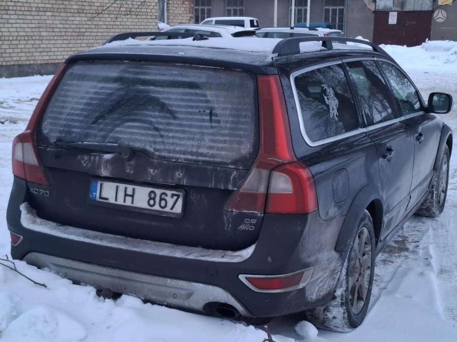 Black Volvo XC70 2009 in Silute, with an engine capacity of 2.40 L and mileage of 473 thousand km for 3000 €, photo 6 on AUTOMOTO.COM.LV