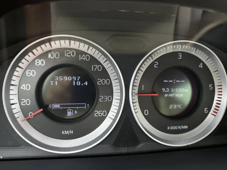 Black Volvo XC70 2011 in Riga, with an engine capacity of 2.40 L and mileage of 359 thousand km for 4500 €, photo 8 on AUTOMOTO.COM.LV
