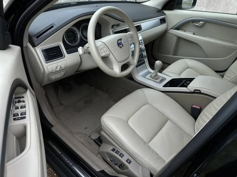 Black Volvo XC70 2011 in Riga, with an engine capacity of 2.40 L and mileage of 359 thousand km for 4500 €, photo 11 on AUTOMOTO.COM.LV