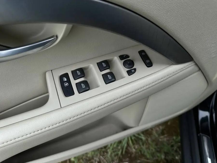 Black Volvo XC70 2011 in Riga, with an engine capacity of 2.40 L and mileage of 359 thousand km for 4500 €, photo 12 on AUTOMOTO.COM.LV