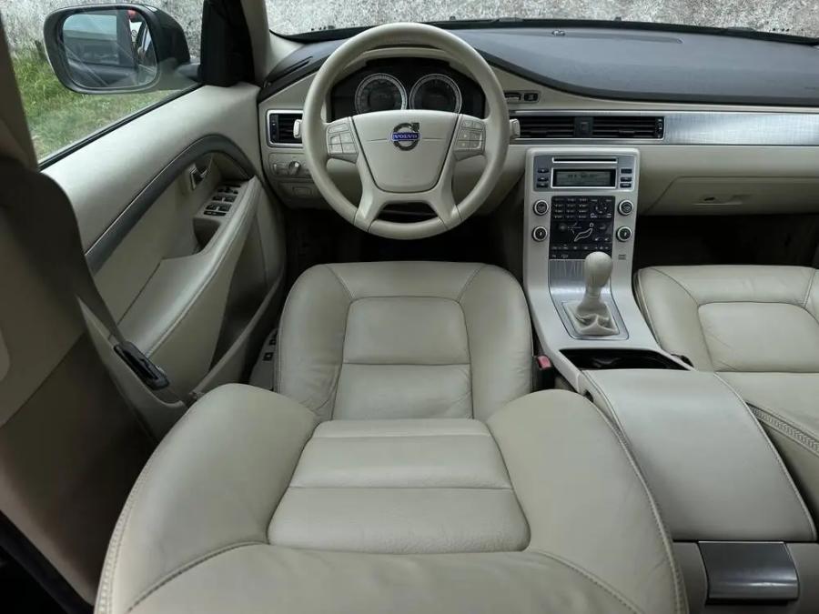 Black Volvo XC70 2011 in Riga, with an engine capacity of 2.40 L and mileage of 359 thousand km for 4500 €, photo 13 on AUTOMOTO.COM.LV