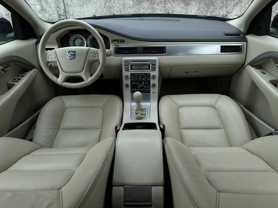 Black Volvo XC70 2011 in Riga, with an engine capacity of 2.40 L and mileage of 359 thousand km for 4500 €, photo 15 on AUTOMOTO.COM.LV