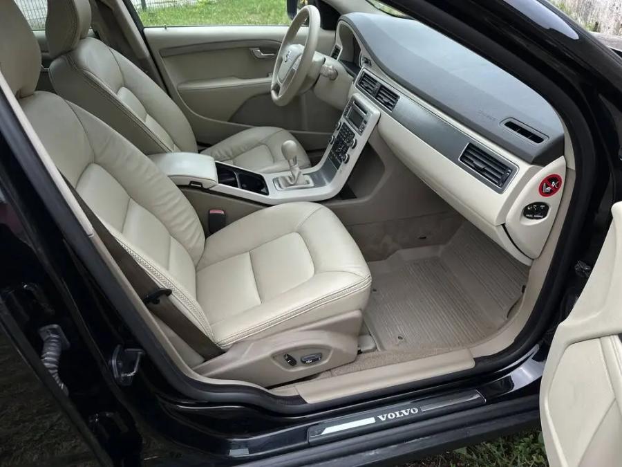 Black Volvo XC70 2011 in Riga, with an engine capacity of 2.40 L and mileage of 359 thousand km for 4500 €, photo 19 on AUTOMOTO.COM.LV