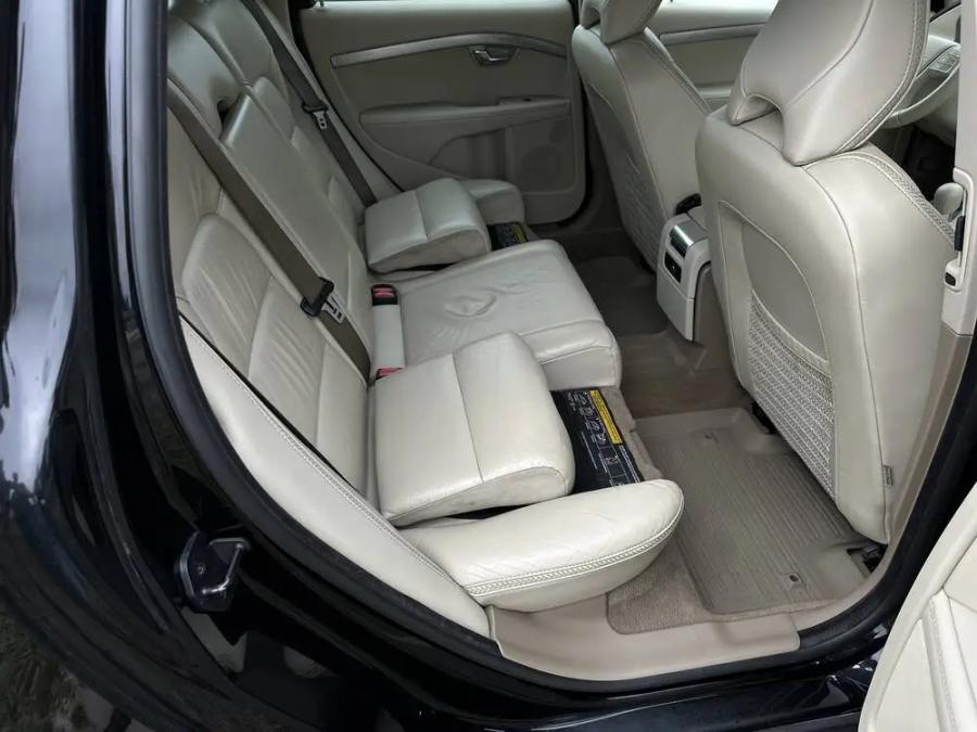Black Volvo XC70 2011 in Riga, with an engine capacity of 2.40 L and mileage of 359 thousand km for 4500 €, photo 25 on AUTOMOTO.COM.LV