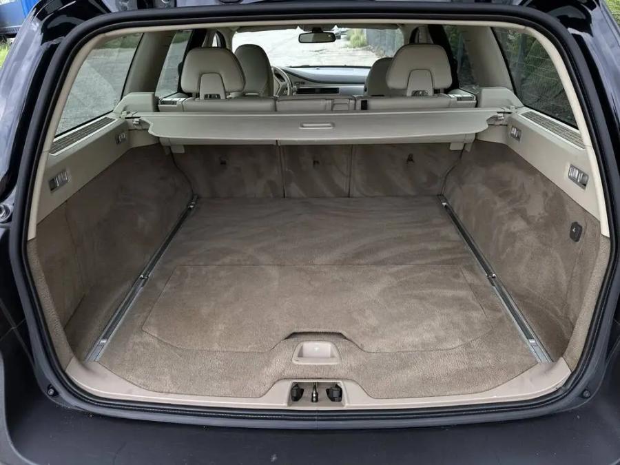 Black Volvo XC70 2011 in Riga, with an engine capacity of 2.40 L and mileage of 359 thousand km for 4500 €, photo 26 on AUTOMOTO.COM.LV
