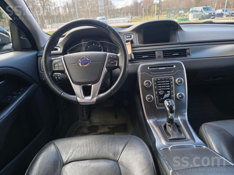 Black Volvo XC70 2014 in Riga, with an engine capacity of 2.40 L and mileage of 406 thousand km for 9900 €, photo 1 on AUTOMOTO.COM.LV