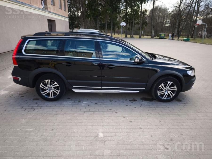 Black Volvo XC70 2014 in Riga, with an engine capacity of 2.40 L and mileage of 406 thousand km for 9900 €, photo 6 on AUTOMOTO.COM.LV