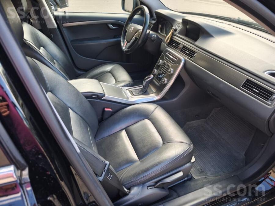 Black Volvo XC70 2014 in Riga, with an engine capacity of 2.40 L and mileage of 406 thousand km for 9900 €, photo 9 on AUTOMOTO.COM.LV