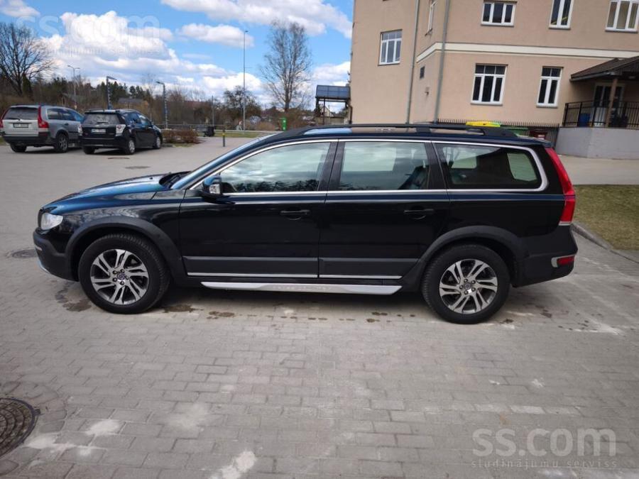 Black Volvo XC70 2014 in Riga, with an engine capacity of 2.40 L and mileage of 406 thousand km for 9900 €, photo 13 on AUTOMOTO.COM.LV