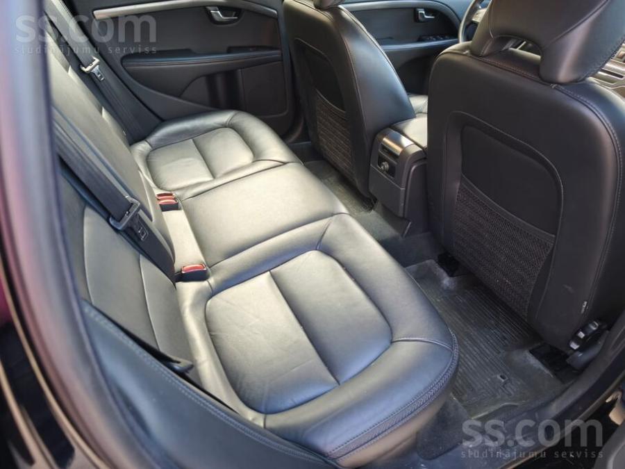 Black Volvo XC70 2014 in Riga, with an engine capacity of 2.40 L and mileage of 406 thousand km for 9900 €, photo 15 on AUTOMOTO.COM.LV