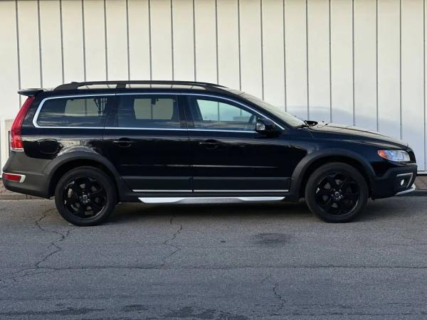 Black Volvo XC70 2014 in Riga, with an engine capacity of 2.40 L and mileage of 242 thousand km for 12800 €, photo 2 on AUTOMOTO.COM.LV