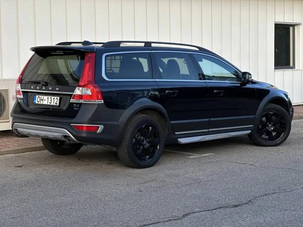 Black Volvo XC70 2014 in Riga, with an engine capacity of 2.40 L and mileage of 242 thousand km for 12800 €, photo 3 on AUTOMOTO.COM.LV