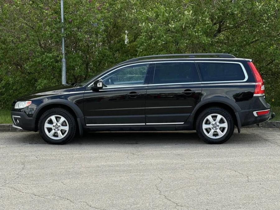 Black Volvo XC70 2014 in Riga, with an engine capacity of 2.40 L and mileage of 412 thousand km for 7990 €, photo 3 on AUTOMOTO.COM.LV