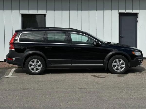 Black Volvo XC70 2014 in Riga, with an engine capacity of 2.40 L and mileage of 412 thousand km for 7990 €, photo 5 on AUTOMOTO.COM.LV