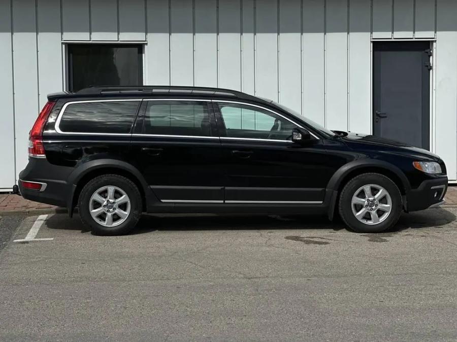 Black Volvo XC70 2014 in Riga, with an engine capacity of 2.40 L and mileage of 412 thousand km for 7990 €, photo 6 on AUTOMOTO.COM.LV