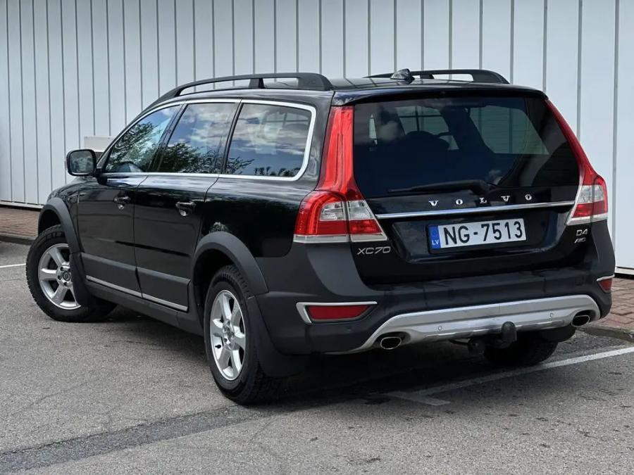 Black Volvo XC70 2014 in Riga, with an engine capacity of 2.40 L and mileage of 412 thousand km for 7990 €, photo 7 on AUTOMOTO.COM.LV