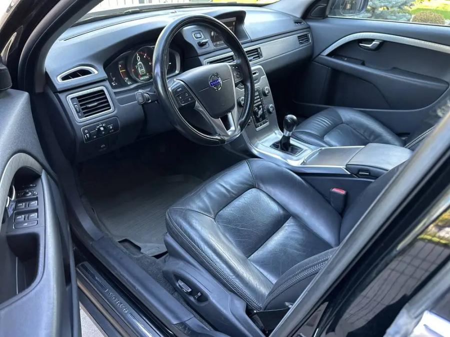 Black Volvo XC70 2014 in Riga, with an engine capacity of 2.40 L and mileage of 412 thousand km for 7990 €, photo 9 on AUTOMOTO.COM.LV