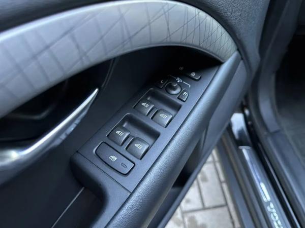 Black Volvo XC70 2014 in Riga, with an engine capacity of 2.40 L and mileage of 412 thousand km for 7990 €, photo 9 on AUTOMOTO.COM.LV
