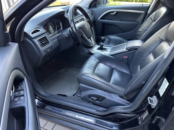 Black Volvo XC70 2014 in Riga, with an engine capacity of 2.40 L and mileage of 412 thousand km for 7990 €, photo 10 on AUTOMOTO.COM.LV