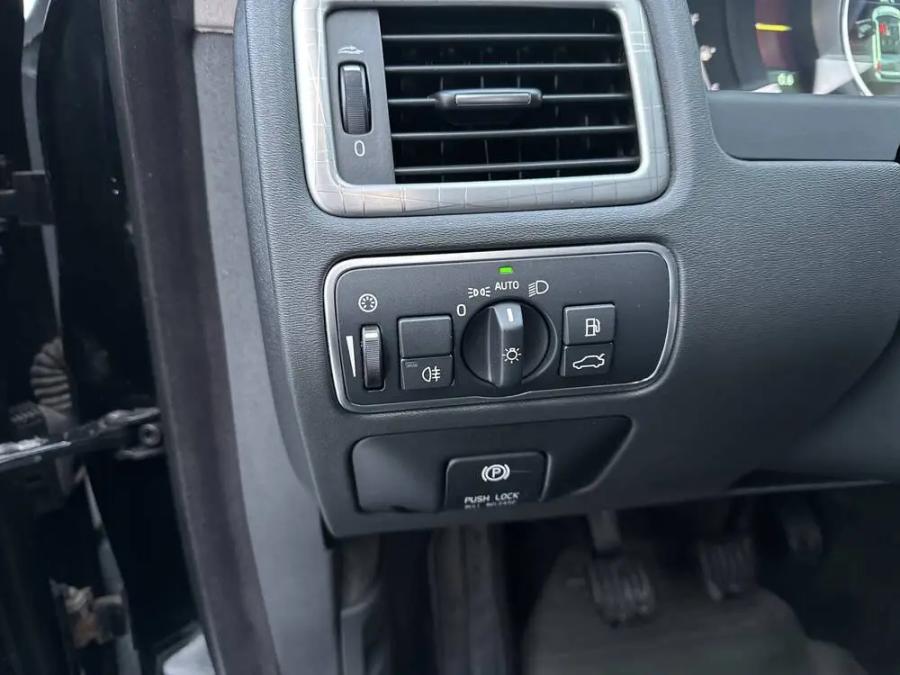 Black Volvo XC70 2014 in Riga, with an engine capacity of 2.40 L and mileage of 412 thousand km for 7990 €, photo 12 on AUTOMOTO.COM.LV