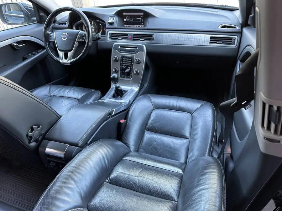 Black Volvo XC70 2014 in Riga, with an engine capacity of 2.40 L and mileage of 412 thousand km for 7990 €, photo 19 on AUTOMOTO.COM.LV