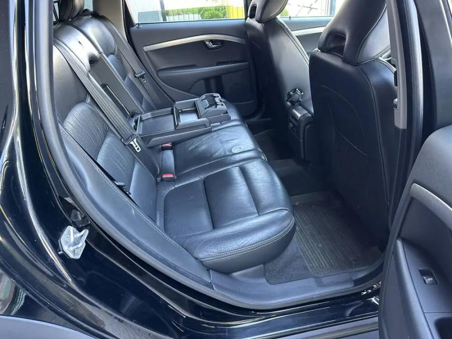 Black Volvo XC70 2014 in Riga, with an engine capacity of 2.40 L and mileage of 412 thousand km for 7990 €, photo 23 on AUTOMOTO.COM.LV