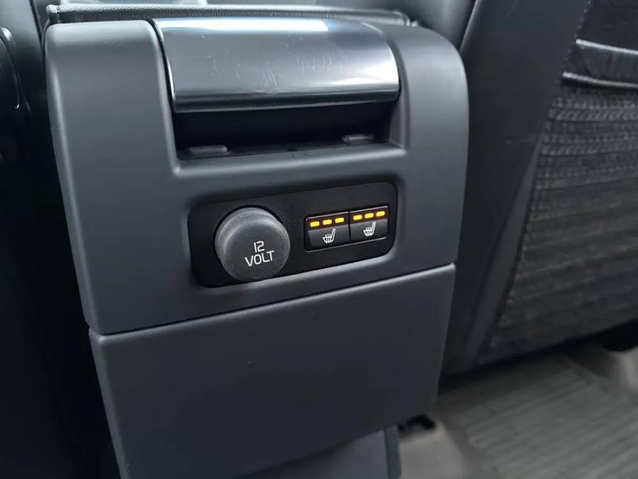 Black Volvo XC70 2014 in Riga, with an engine capacity of 2.40 L and mileage of 412 thousand km for 7990 €, photo 25 on AUTOMOTO.COM.LV