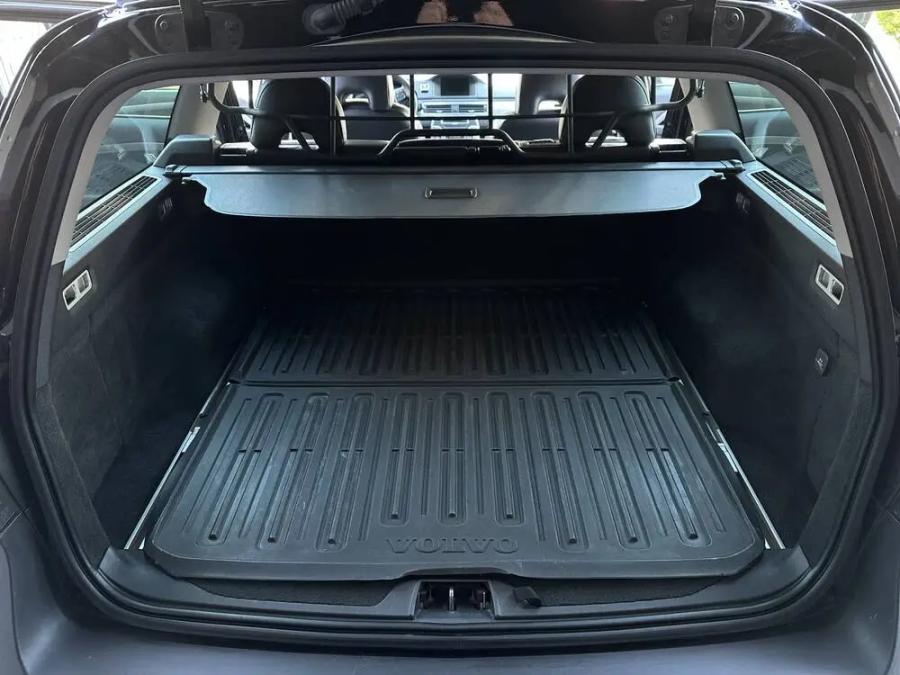 Black Volvo XC70 2014 in Riga, with an engine capacity of 2.40 L and mileage of 412 thousand km for 7990 €, photo 26 on AUTOMOTO.COM.LV