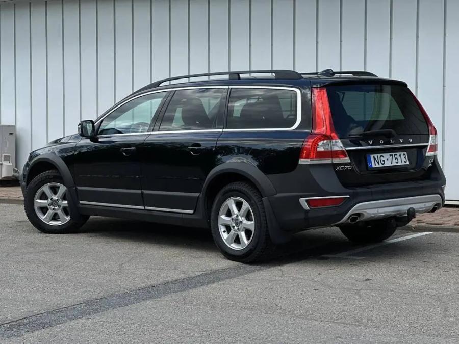Black Volvo XC70 2014 in Riga, with an engine capacity of 2.40 L and mileage of 412 thousand km for 7990 €, photo 29 on AUTOMOTO.COM.LV