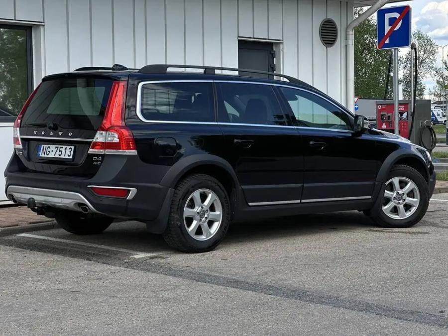 Black Volvo XC70 2014 in Riga, with an engine capacity of 2.40 L and mileage of 412 thousand km for 7990 €, photo 33 on AUTOMOTO.COM.LV