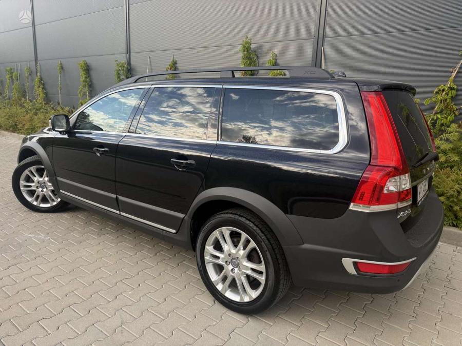 Black Volvo XC70 2014 in Vilnius, with an engine capacity of 2.40 L and mileage of 253 thousand km for 14000 €, photo 4 on AUTOMOTO.COM.LV