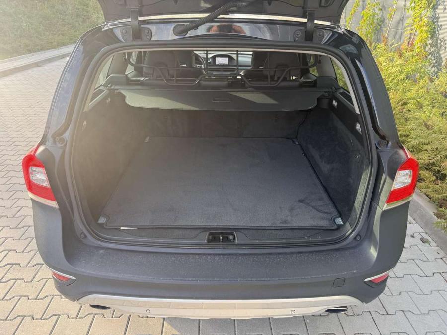 Black Volvo XC70 2014 in Vilnius, with an engine capacity of 2.40 L and mileage of 253 thousand km for 14000 €, photo 9 on AUTOMOTO.COM.LV