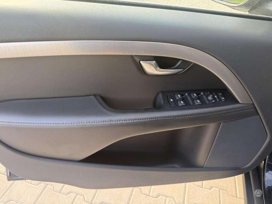 Black Volvo XC70 2014 in Vilnius, with an engine capacity of 2.40 L and mileage of 253 thousand km for 14000 €, photo 13 on AUTOMOTO.COM.LV