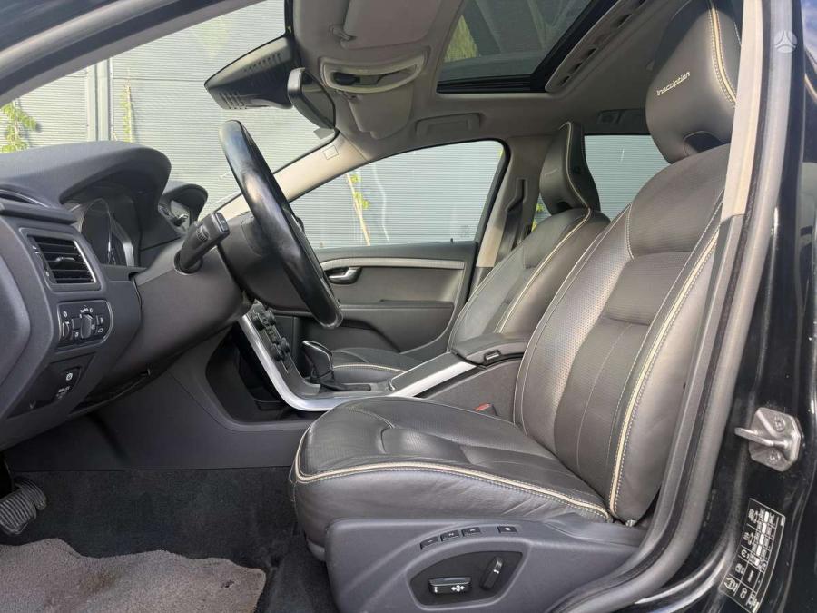 Black Volvo XC70 2014 in Vilnius, with an engine capacity of 2.40 L and mileage of 253 thousand km for 14000 €, photo 16 on AUTOMOTO.COM.LV