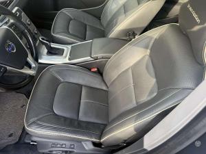 Black Volvo XC70 2014 in Vilnius, with an engine capacity of 2.40 L and mileage of 253 thousand km for 14000 €, photo 18 on AUTOMOTO.COM.LV